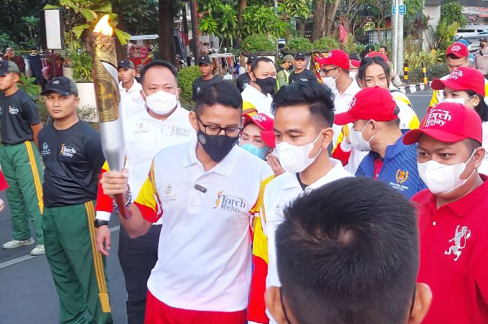 Turun ke Jalanan, Gibran Rakabuming Raka dan Sandiaga Uno Pimpin Langsung Pawai Obor ASEAN Para ...
