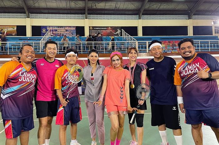 Taufik Hidayat Menang dalam Pertandingan Badminton Lawan 4 Komedian ...