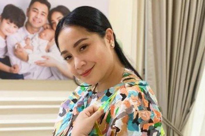 Outfit Mama Gigi Gak Pernah Gagal, Intip Penampilan Nagita Slavina Saat Hadiri Acara Ulang Tahun ...