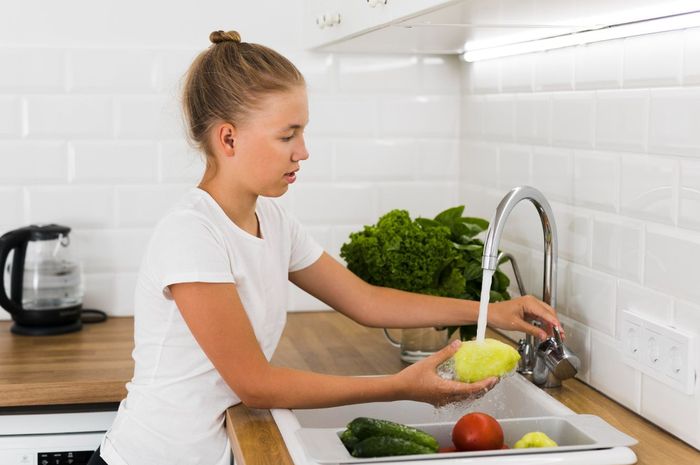 Jangan Langsung Dikonsumsi, Ini 5 Tips Cuci Sayur dan Buah yang Benar ...