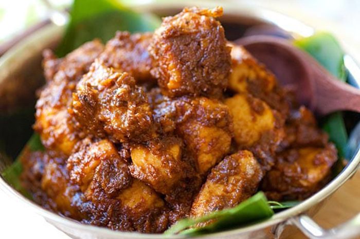 Niatnya Hemat Kompor Gas, Wanita Ini Iseng Masak Rendang Ayam pakai ...