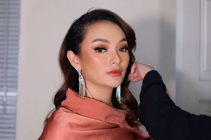 Tampil Cetar Pakai Dress Belahan Tinggi, Penampilan Zaskia Gotik Justru ...