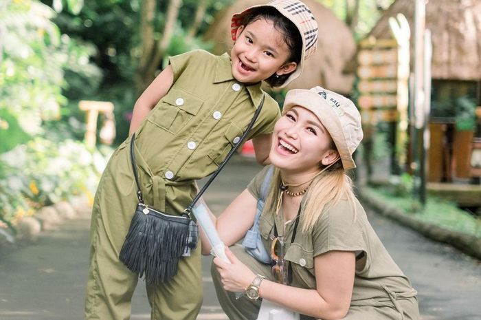Bikin Meng-iri, Ayu Ting Ting Bangga Bilqis Bisa Foto Bareng Grup Kpop ... Bikin Meng-iri, Ayu Ting Ting Bangga Bilqis Bisa Foto Bareng Grup Kpop ...