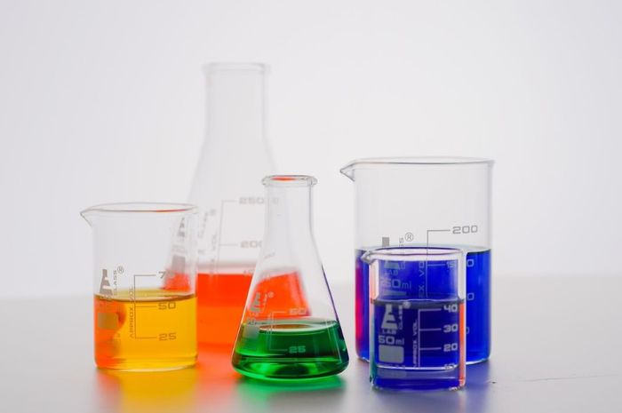 Perbedaan dan Persamaan Fungsi dari Gelas Kimia dan Labu Erlenmeyer - Bobo