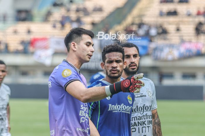 Ricky Kambuaya Lanjutkan Karier ke Malaysia? Begini Kata Bos Persib - Bolasport.com