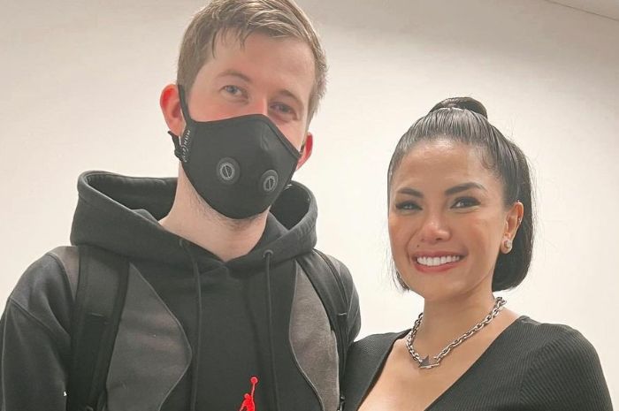 Nikita Mirzani Pakai Outfit Minim Bahan Saat Ketemu Alan Walker ...