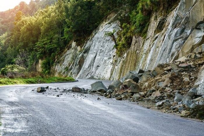 Tanah Longsor: Pengertian, Faktor Penyebab, dan Jenis-Jenisnya ...