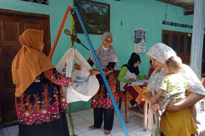 Cegah Stunting, Penimbangan Balita di Posyandu Rutin Dilakukan Setiap ... Cegah Stunting, Penimbangan Balita di Posyandu Rutin Dilakukan Setiap ...