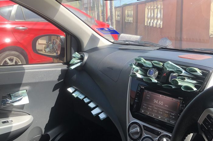Cuma Bantu Beri Tumpangan, Pria ini Kaget Temannya Selipkan Uang Rp5 ... Cuma Bantu Beri Tumpangan, Pria ini Kaget Temannya Selipkan Uang Rp5 ...