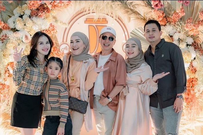 'Besannya MasyaAllah Kasian', Keluarga Ayu Ting Ting Kembali Disorot ... 'Besannya MasyaAllah Kasian', Keluarga Ayu Ting Ting Kembali Disorot ...