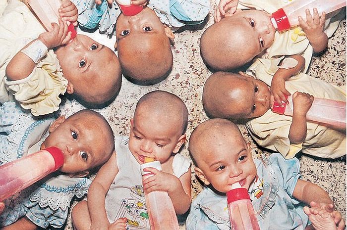 Mengenal Okali, Ritual Ekstrem Lempar Bayi dari Atas Kuil India ...