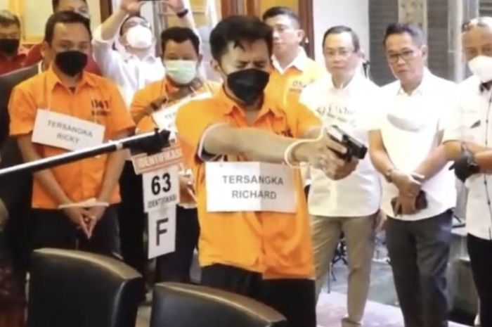 Tembak Brigadir J dengan Mata Terpejam, Pengakuan Bharada E Soal Aksi Ferdy Sambo di TKP ...