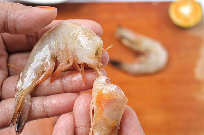 Dapat Ilmu Langsung dari Chef Terkenal, Ini Cara Kupas Kulit Udang ...