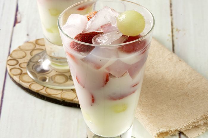 Resep Sop Buah Leci, Minuman Segar Serba Buah Dengan Kuah Susu yang ...