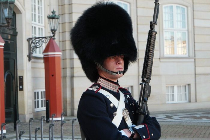 Punya Seragam Unik dengan Topi Tinggi, Ini 7 Fakta Pasukan Kerajaan ...