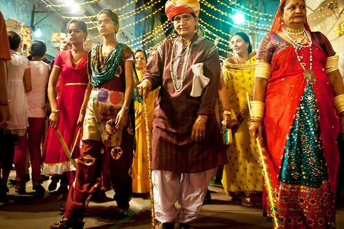 Festival Dhinga Gavar, Pria India Rela Dipukuli Tongkat Demi Jodoh ...