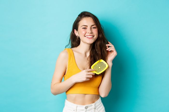 Cara Mengurangi Rambut Rontok dengan 4 Rekomendasi Shampo Biotin! - Stylo