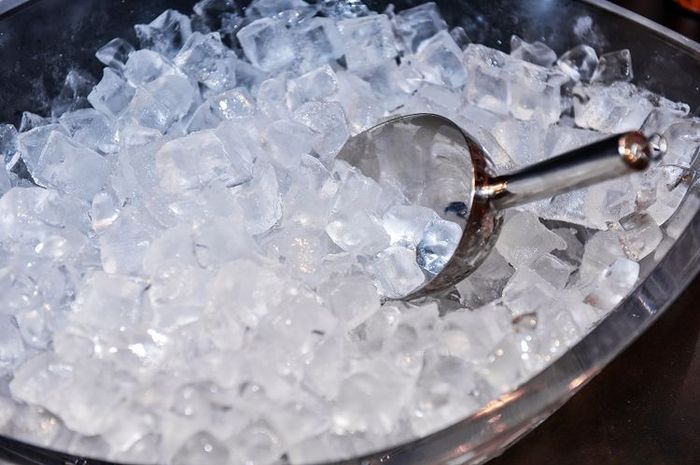 Penting untuk Tahu, Ini Cara Membedakan Es Batu Pakai Air Mentah dan Matang, Salah Satunya ...