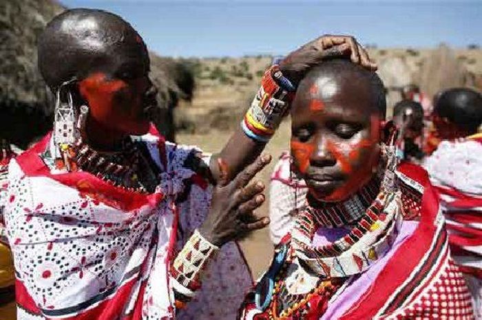 Ritual ‘Meludah’, Tradisi Suku Maasai, Kenya, Sebagai Tanda Hormat dan ...