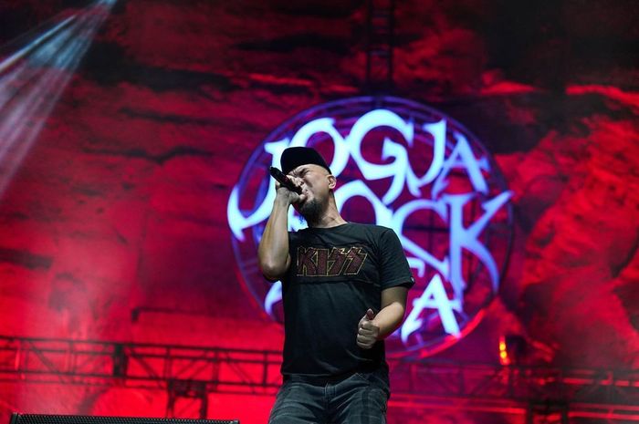 Ahmad Band Nyanyi Lagu Kritik 'Distorsi', Ahmad Dhani Teriak Ferdy ...