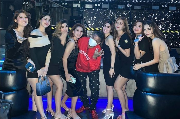 Hotman Paris Goyah? Asprinya Mendadak Nongol Pakai Baju Seksi di ...