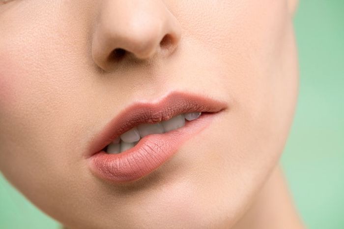 Jadi Pertanda Kehilangan Inilah 4 Arti Kedutan Bibir Kanan Bawah