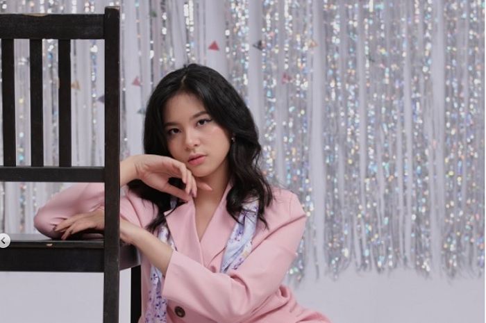 Jadi Buah Bibir karena Ketahuan Nge-Vape, Ini Profil Zee JKT48 yang Ternyata Anak Artis - Nakita