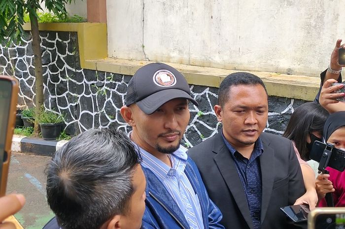 Dituduh Lakukan Hal Tak Senonoh di Depan Foto Mendiang Ibunda Roro ...
