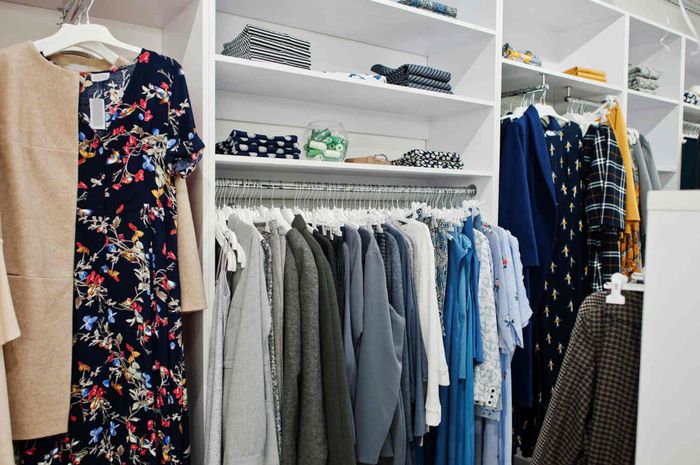 Digantung atau Dilipat? Ini Trik Menyimpan Pakaian agar Selalu Rapi - Bobo