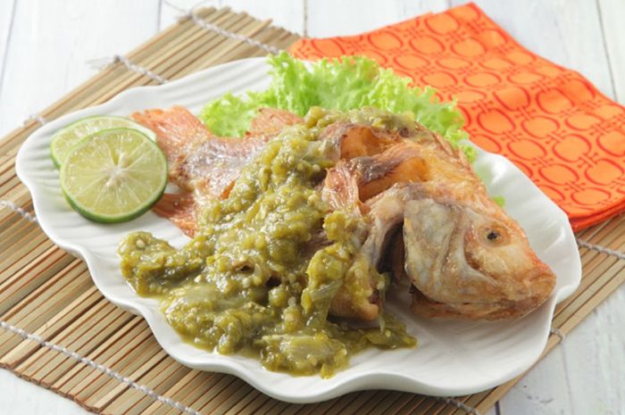 Resep Ikan Goreng Cabai Hijau Pedas, Ide Menu Makan Makan Anti Repot ...