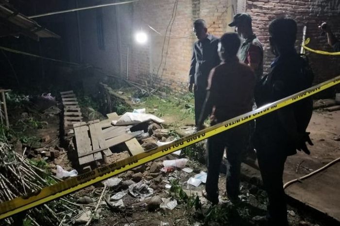 Warga Lampung Dibikin Geger, Satu Keluarga Ditemukan Tewas di Septic ... Warga Lampung Dibikin Geger, Satu Keluarga Ditemukan Tewas di Septic ...
