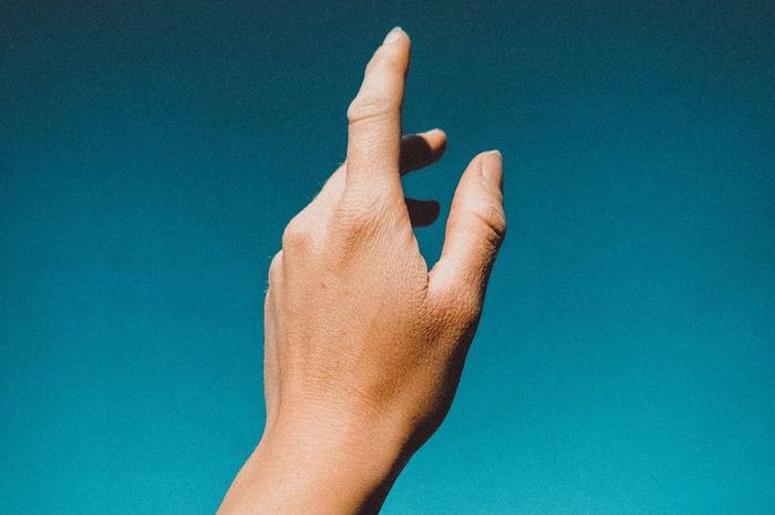 Kulit Tangan Lo Belang? Nih 5 Cara Mencerahkan Kulit Tangan di Rumah ...