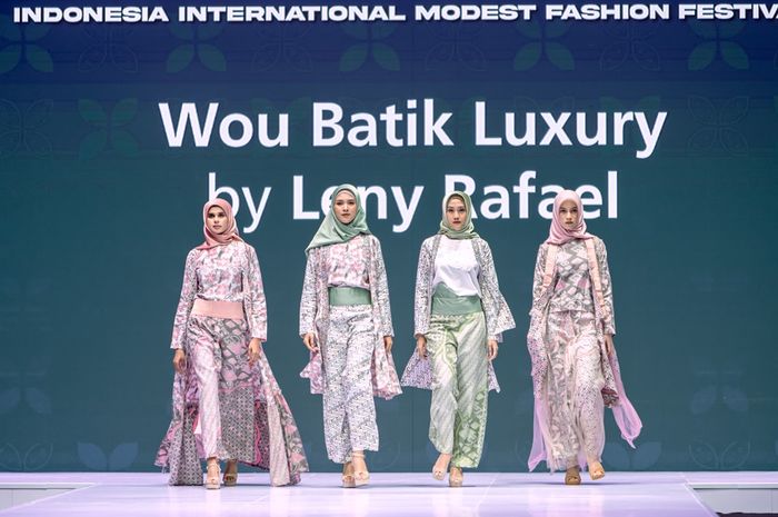Koleksi Busana Hijab Batik Leny Rafael X WOU Batik di ISEF 2022 - Stylo