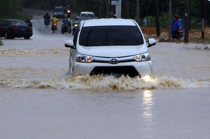 7 Cara Mengatasi Mobil Mogok karena Banjir, Jangan Nyalakan Mesin - Nova