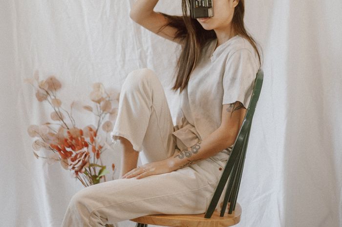 17 Cara Foto Aesthetic Cuma Modal Kursi, Langsung Praktek Aja Deh ...