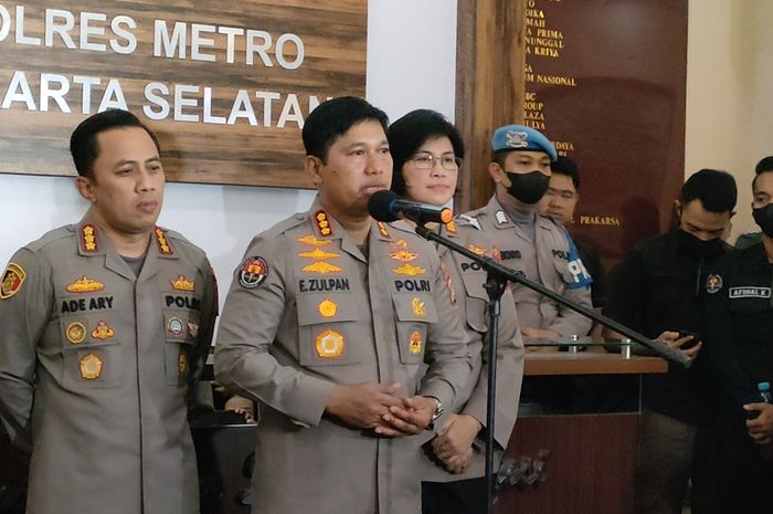 Rizky Billar Resmi Jadi Tersangka Kasus KDRT, Pemeriksaan Dilanjutkan ... Rizky Billar Resmi Jadi Tersangka Kasus KDRT, Pemeriksaan Dilanjutkan ...