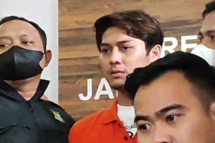 Resmi Ditahan Rizky Billar Tampil Di Depan Publik Pakai Baju Tahanan