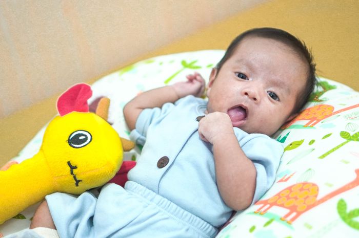 Jangan Dulu Khawatir saat Bayi Mengisap Jari, Moms dan Dads Bisa Coba ...