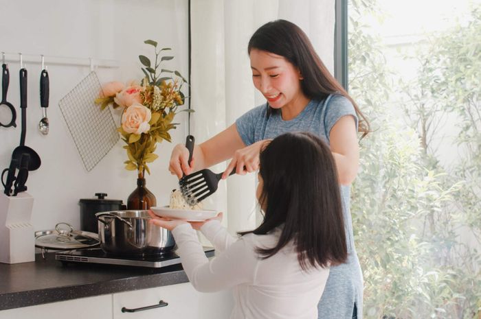 Contoh Sikap Menolong Sesama di Rumah, Sekolah, dan Lingkungan Sekitar ...