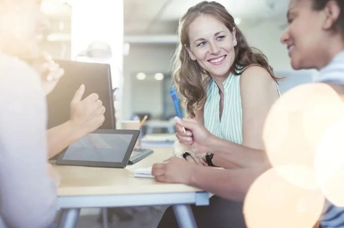 Sunscreen Spray Karyawan SCBD yang Cocok Pas Outing, Anti Ribet! - Stylo