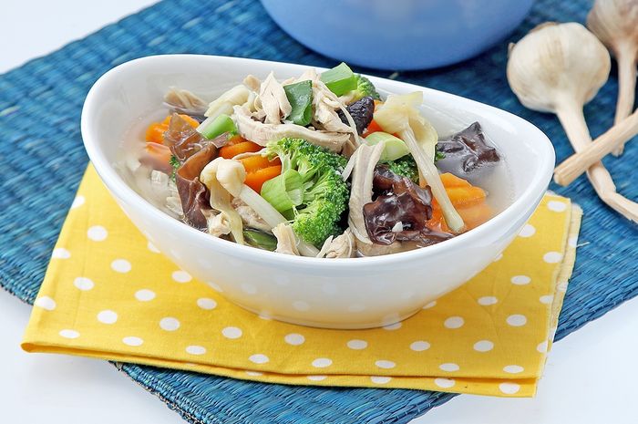 Inspirasi Menu Hari Ini: Sup Ayam Suwir yang Bisa Jadi Obat Flu Alami ...