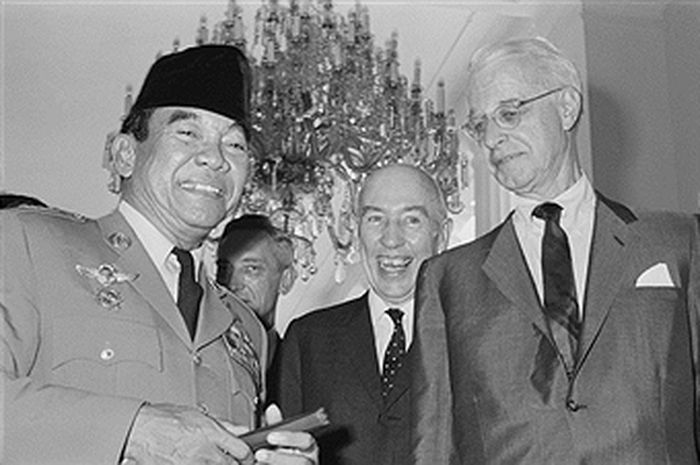 Latar Belakang Terjadinya: Upaya Pembebasan Irian Barat Melalui Operasi ...