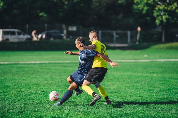 Teknik Merebut Bola Dalam Permainan Sepak Bola Adjar