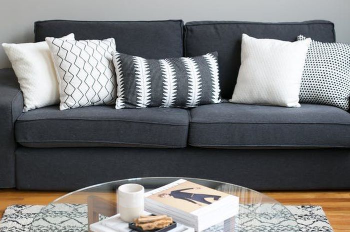 Hias Sofa Abu-Abu Gelap di Rumah Anda dengan Ide Dekorasi Berikut! - iDEA