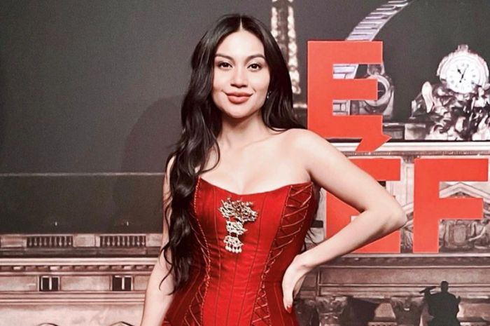 Kecantikan Ariel Tatum Dalam Balutan Kain Tenun Bali Sukses Buat ...