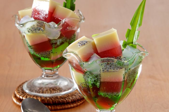 Resep Es Jeli Sari Tebu Nata De Coco, Minuman Dingin Dengan Isian yang ...