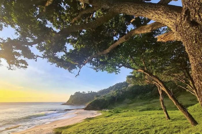 4 Tempat Wisata Pantai di Aceh Besar, Surganya Foto Senja Aesthetic ...
