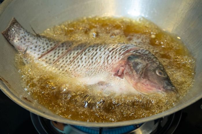 Anti Gagal! Biar Gak Lengket Lagi Di Wajan Coba Taburi Ikan dengan 1 ...