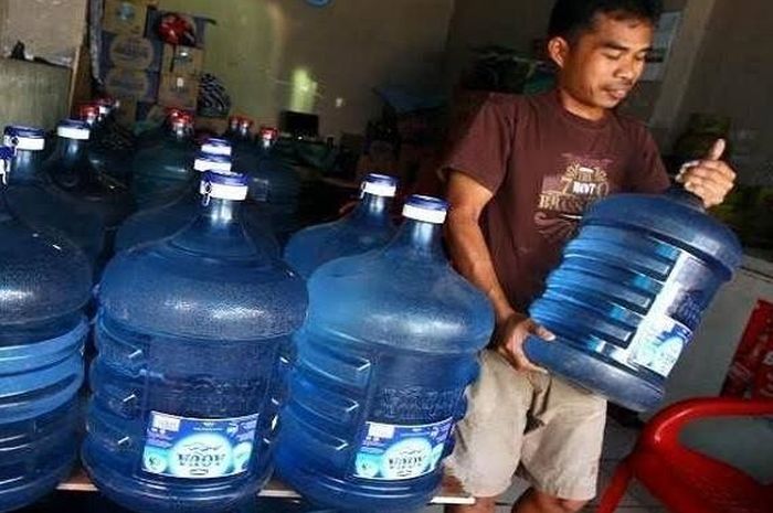 Jangan Mau Kena Tipu Pedagang, Ada 4 Ciri Galon Air Palsu dan Asli yang ...