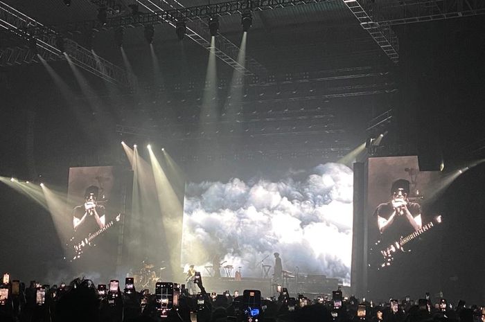 Konser LANY A November to Remember 2022, Paul: Ini Show Favorit Gue ...
